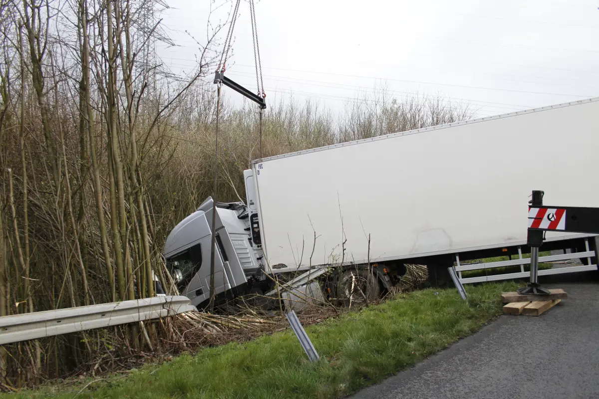 LKW durchbricht Leitplanke auf der A30 - hasepost.de