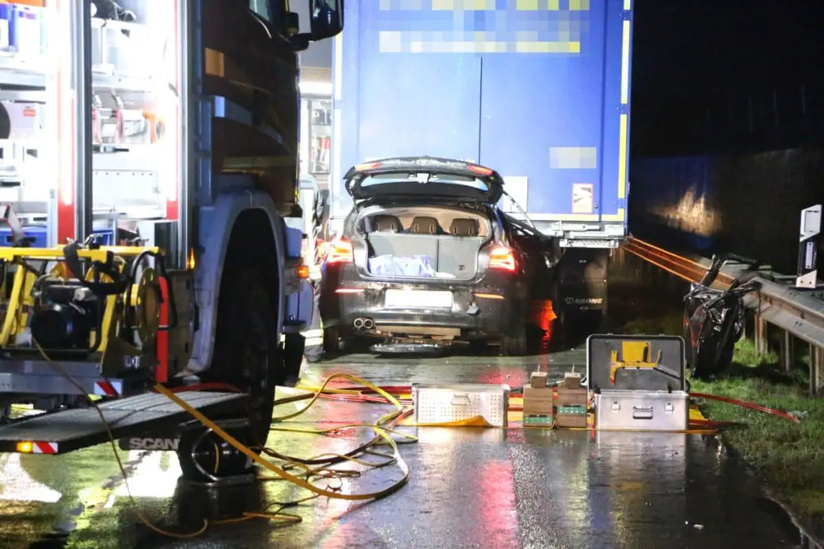 Tödlicher Unfall: PKW kracht unter LKW auf der Autobahn A1