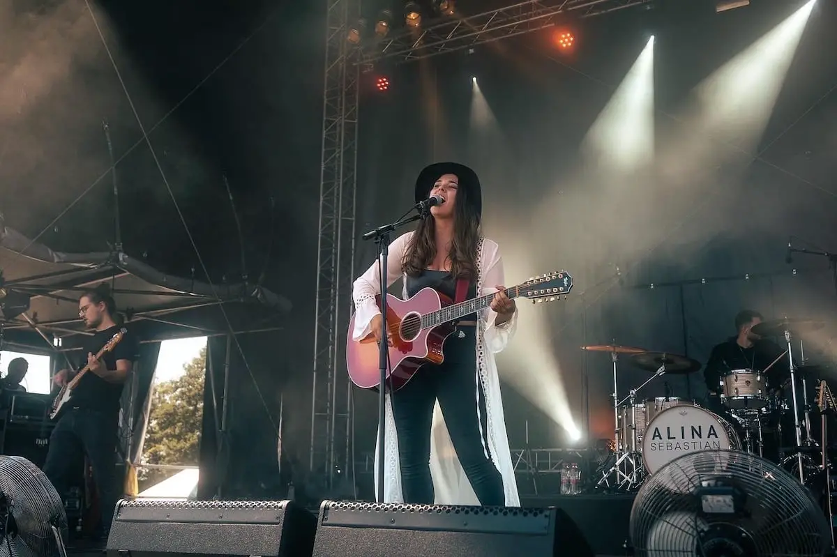 Erste Single veröffentlicht: Alina Sebastian singt und produziert New ...