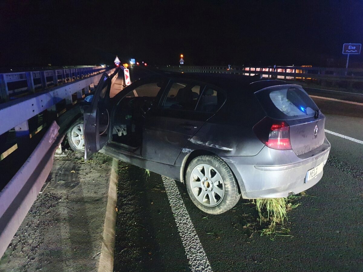 PKW prallt auf A30 gegen Leitplanken, Fahrer wird verletzt