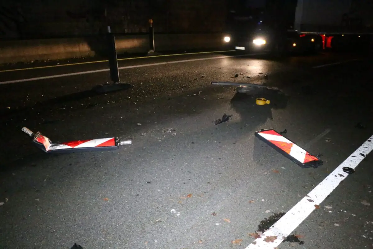 Fahrerflucht: Fahrzeug überfährt Warnbaken auf A30, Trümmerteile beschädigen zwei PKW