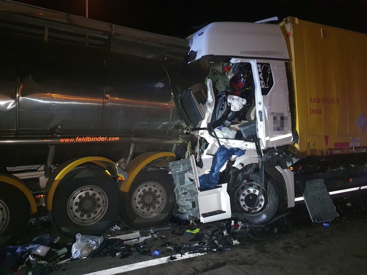 LKW kracht auf Autobahn 1 in Stauende – Fahrer überlebt nur knapp