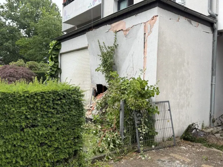 Fahrer eingeschlafen? Auto kracht am Hauswörmannsweg in Hauswand