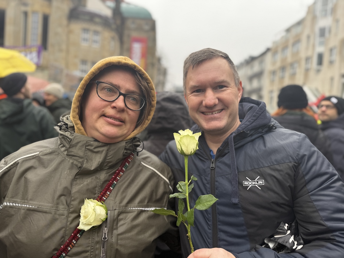 Warum ein Mann am Rande der Anti-AfD-Demo in Osnabrück weiße Rosen ...